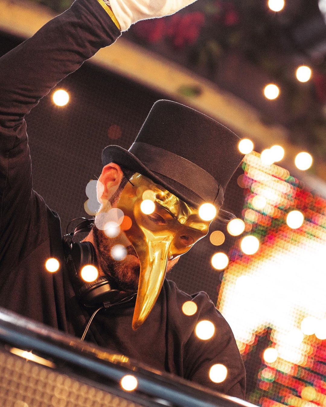 ¡Revive la presentación de Claptone desde su casa tocando edits ...