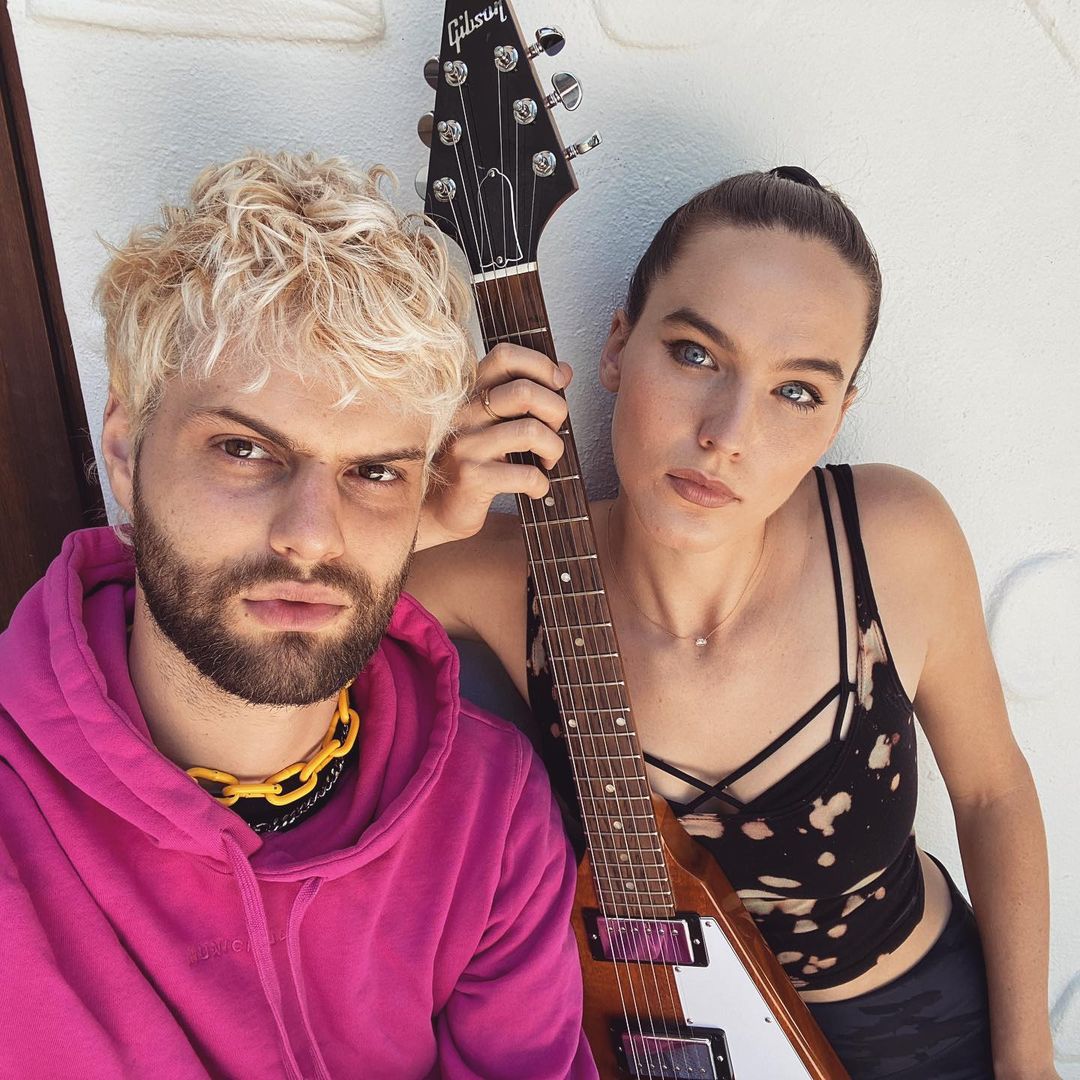 ¡Escucha el nuevo sencillo de Sofi Tukker denominado «Sun Came Up ...