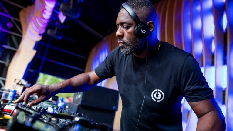 ¡Mira la presentación de Idris Elba desde «Higher Ground Miami Music ...